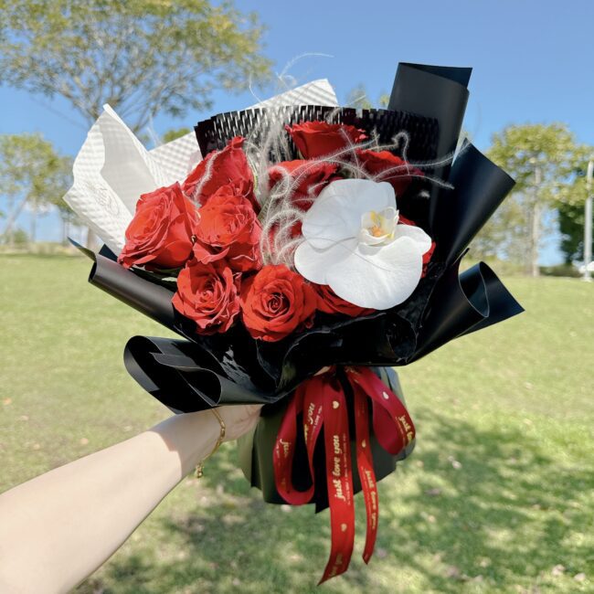 Hand Bouquet – Seven Florist